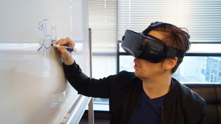 Head-Mounted Virtual Reality (VR) Displays | Aduk